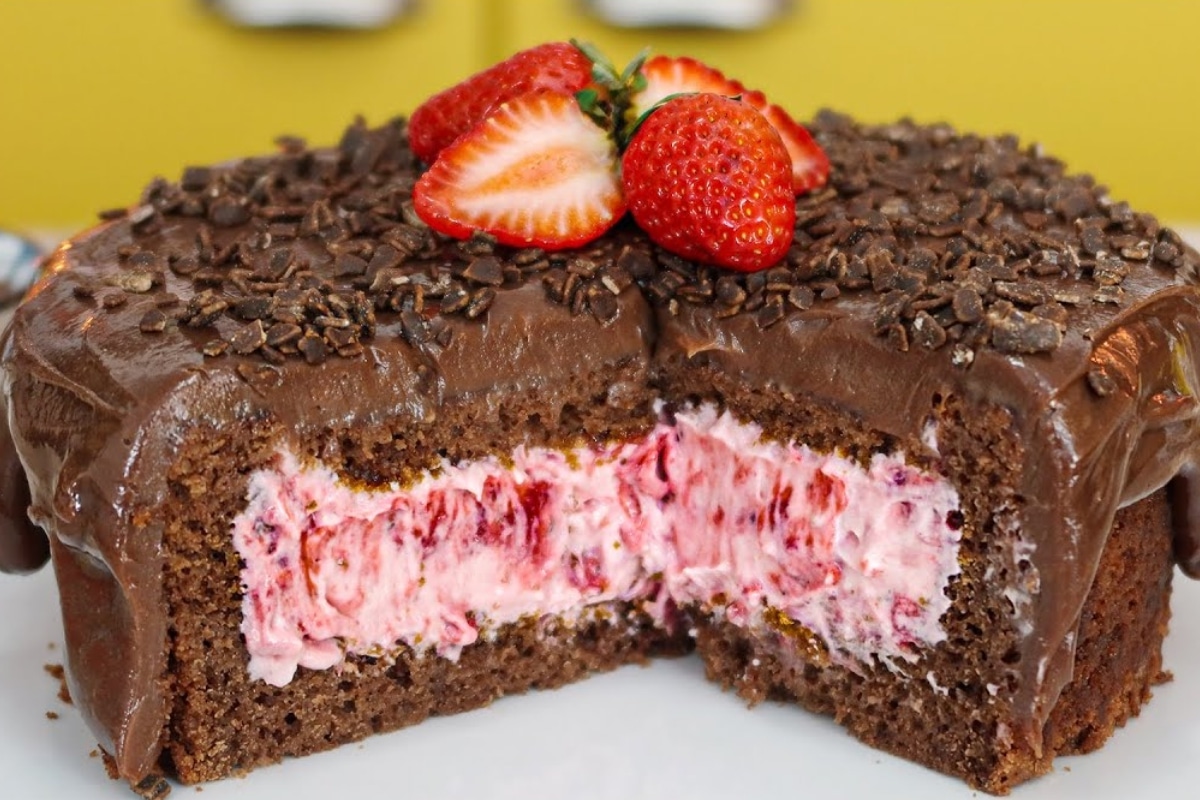 Bolo Trufado De Chocolate Com Morango Perfeito Para Servir Em Ocasiões